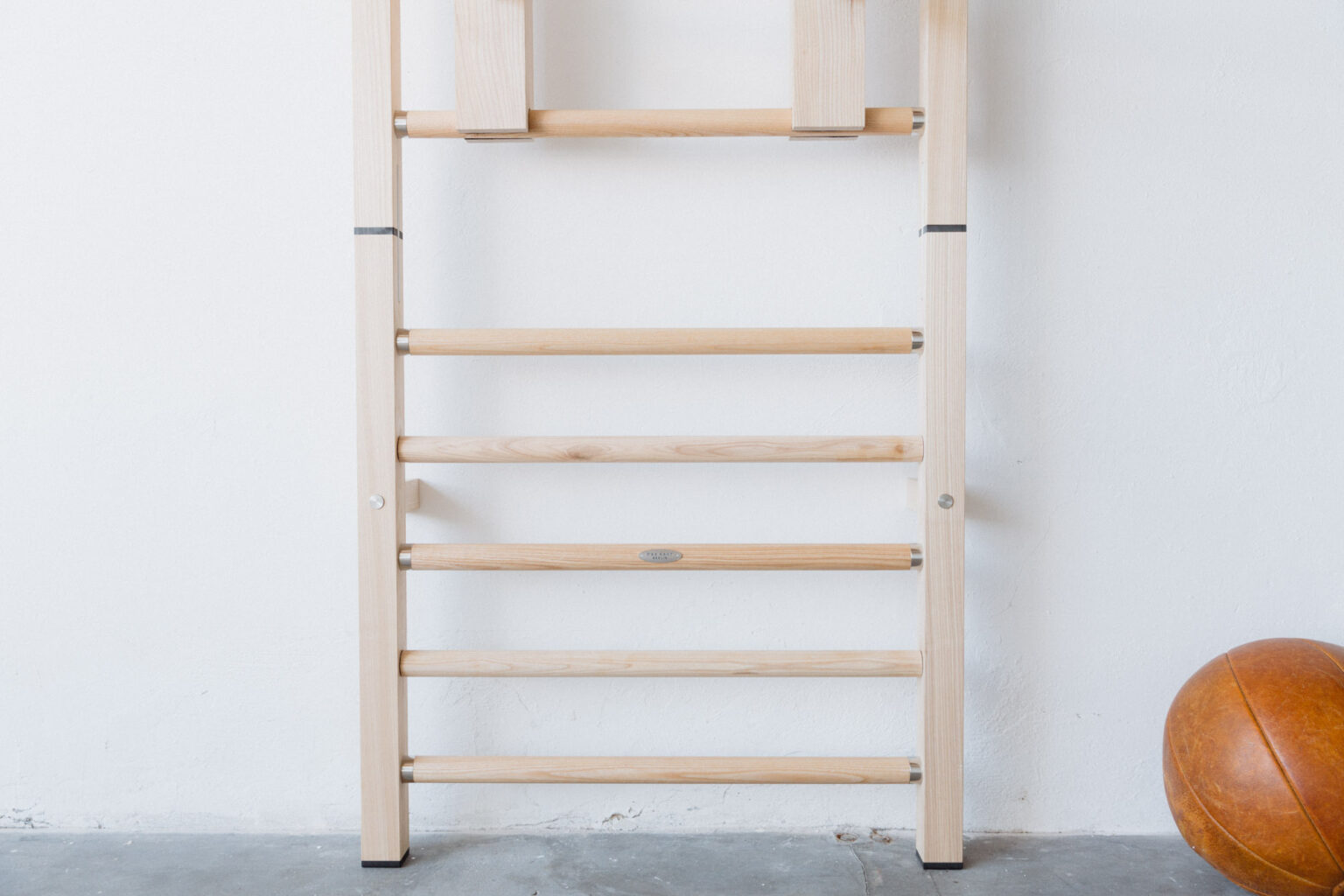 Lookbook of the maxwall wall bar
